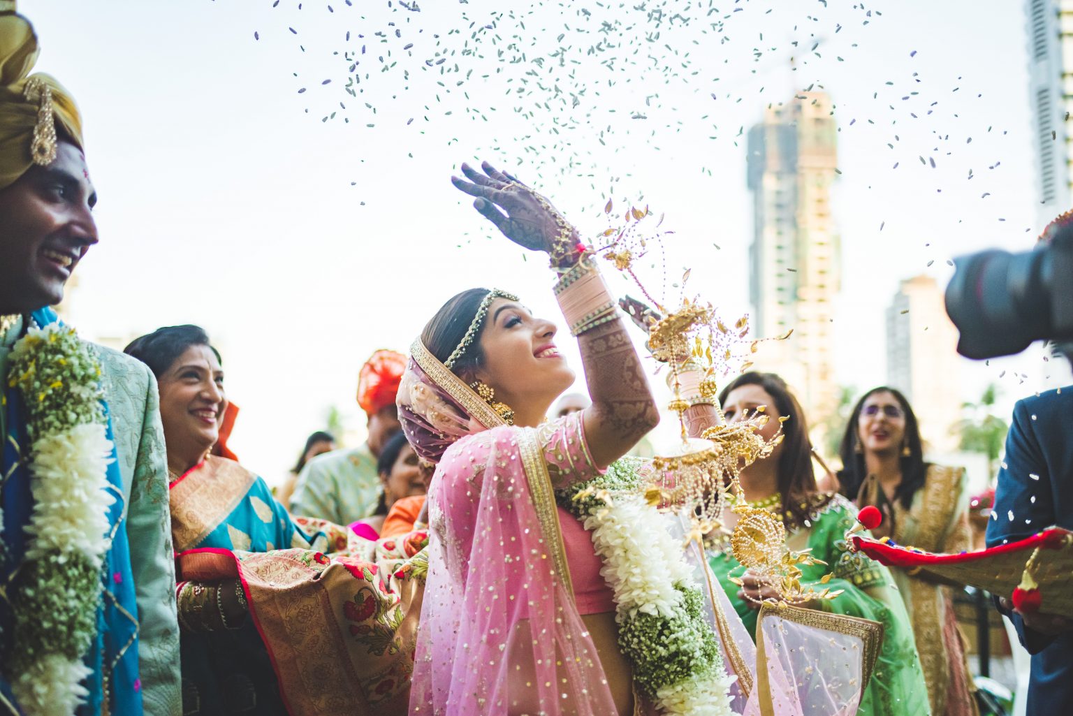 A Fun Mumbai Wedding With Pin-Worthy Decor & Glam Bridal Outfits ...